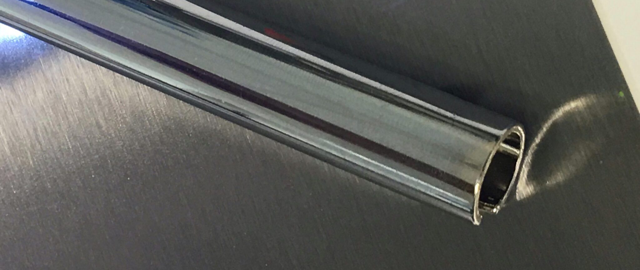 Proceso de cromado de piezas metálicas de acero al carbono en dos pasos ...